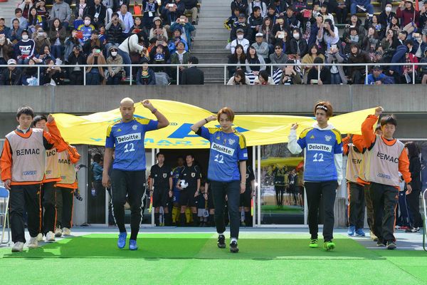 GENERATIONS FC今治ホーム開幕戦で岡田氏を激励！ - Astage-アステージ-